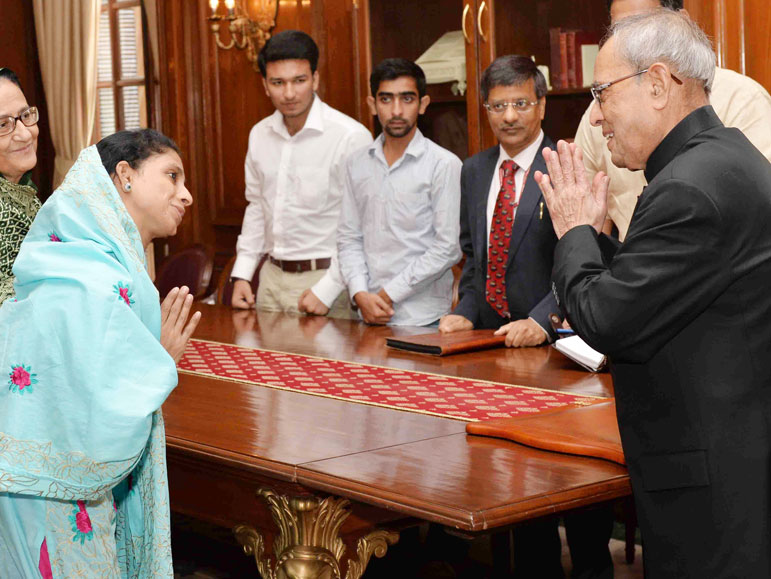 President Mukherjee meets Geeta - Anandabazar
