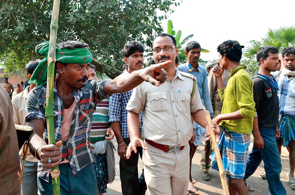 TMC attack on CPIM at Keshpur - Anandabazar