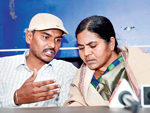 union minister smriti irani is lying, says rohit vemula's mother and ...