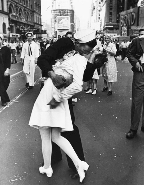 International News | Nurse kissed in iconic World War II photo dies ...