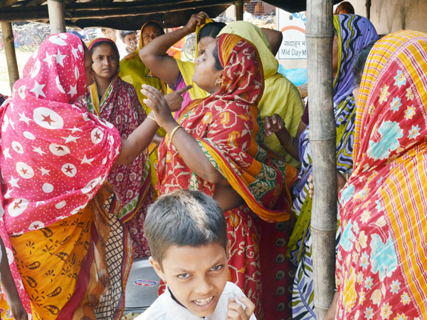 Unrest in Deganga Primary School for mid day mill cocking - Anandabazar