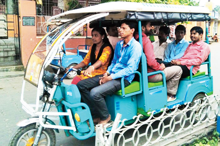 Women's Day Special: Sonali runs toto car to earn for her family ...