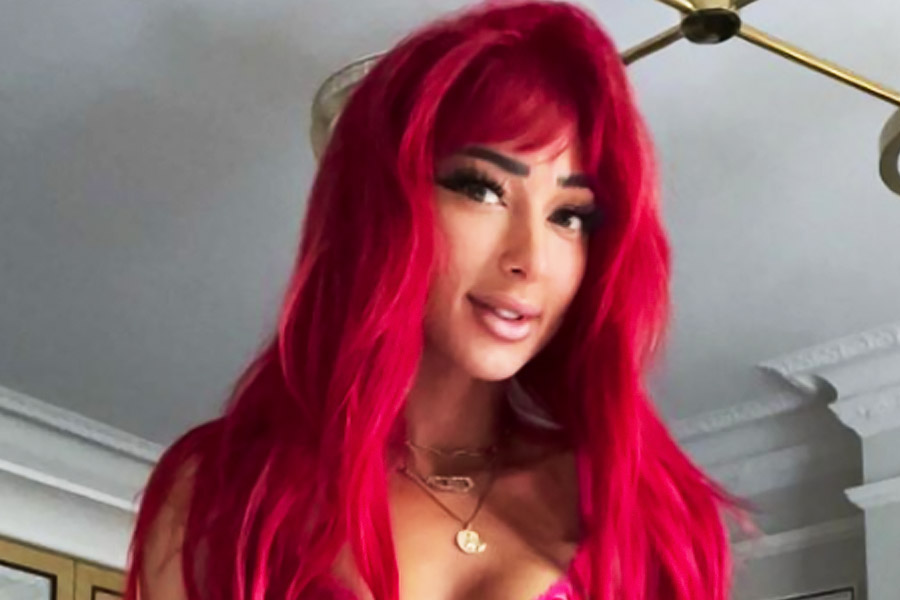 model | A woman has 7000 online boyfriends, but she thinks that she's too beautiful to date in ...