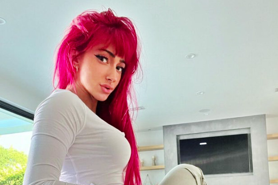 model | A woman has 7000 online boyfriends, but she thinks that she's too beautiful to date in ...