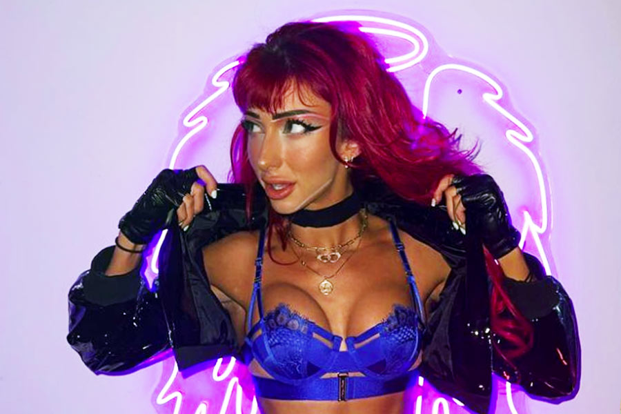 model | A woman has 7000 online boyfriends, but she thinks that she's too beautiful to date in ...