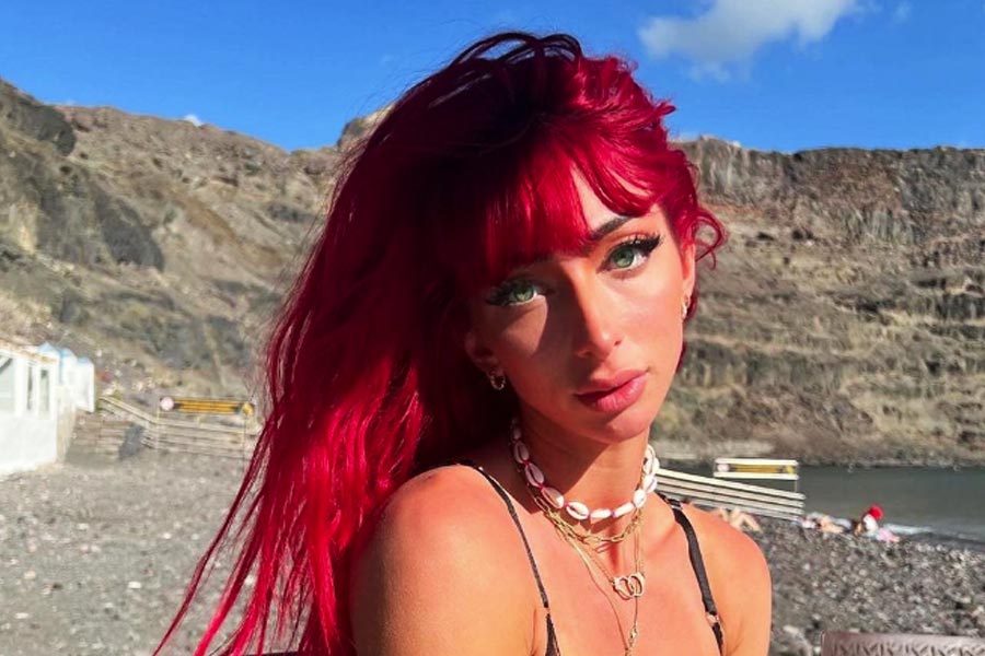 model | A woman has 7000 online boyfriends, but she thinks that she's too beautiful to date in ...