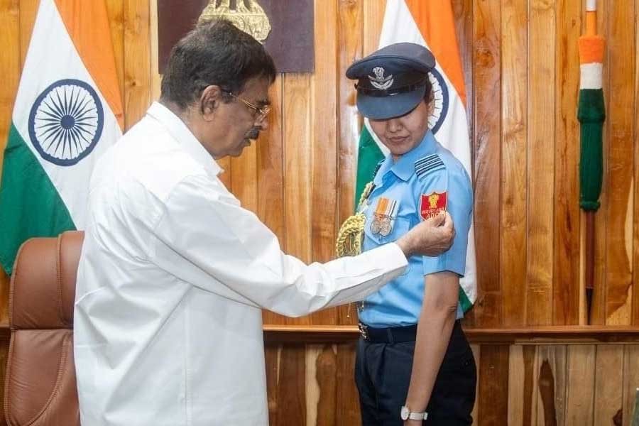 Manisha Padhi | Know Manish Padhi, the first woman aide de camp of India dgtl - Anandabazar