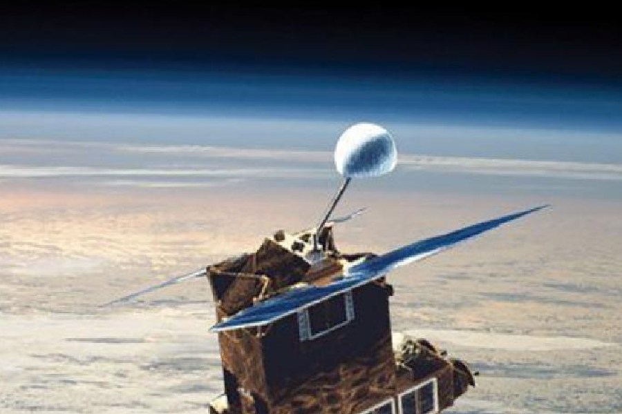 Nasa Satellite Erbs Nasa Satellite To Crash Into Earth From Space