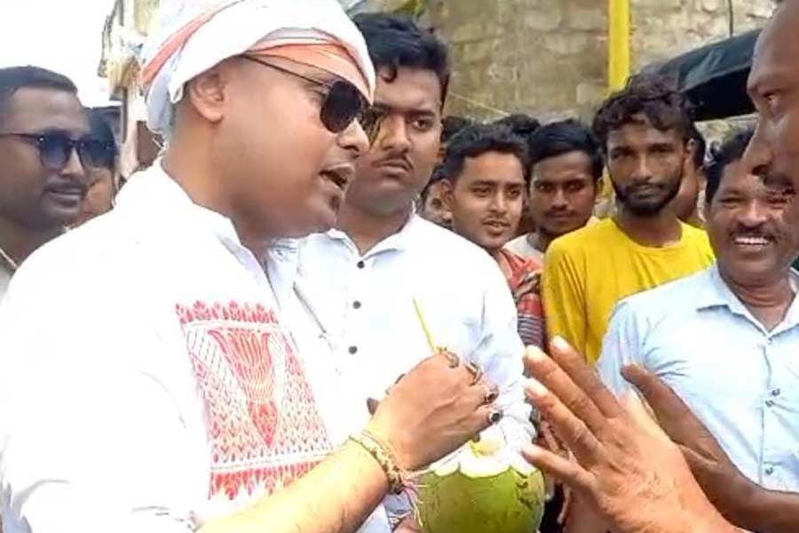 Congress | TMC leaders gave coconut water to Congress leader Koustav Bagchi at Midnapore dgtld ...
