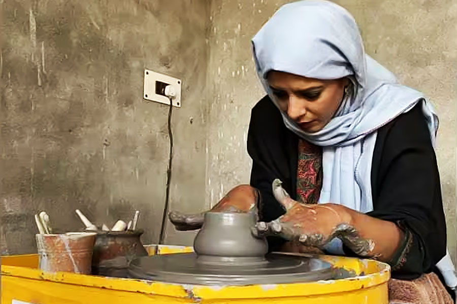Pottery Art | Saima Shafi, a Civil Engineer known as Potter Girl from Kashmir wants to revive ...