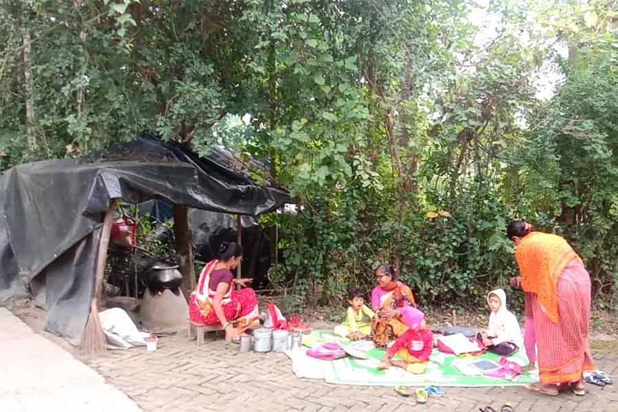 Anganwadi Center | Anganwadi center of Hingalganj run their classes ...