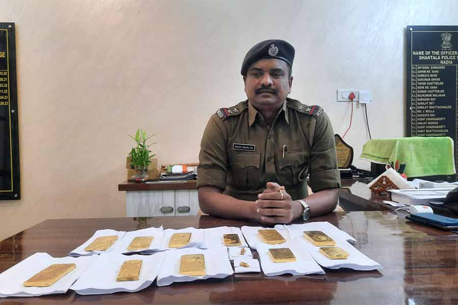 Gold Smuggling | Gold Smugglers arrested with gold worth crores at ...