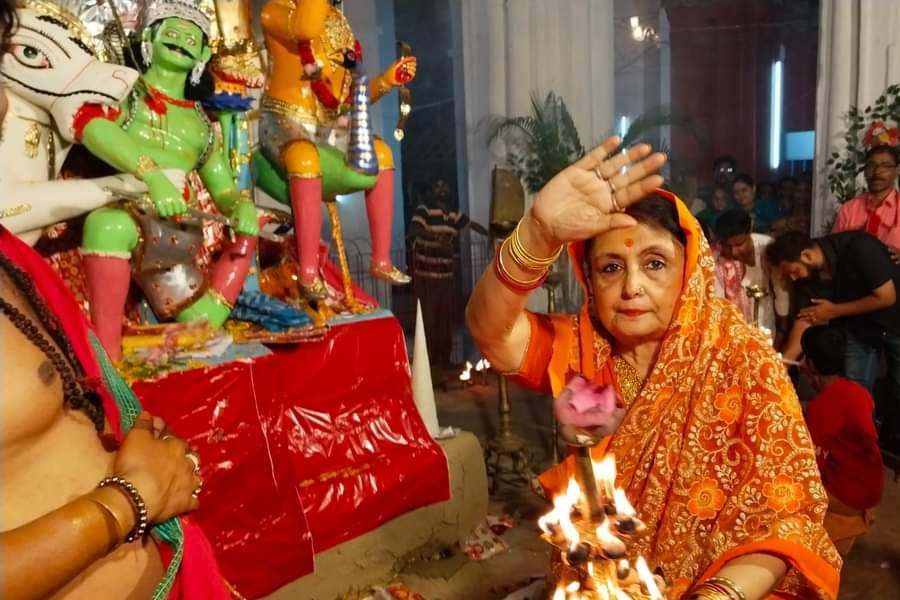 Long queue to get darshan of Ranima at Krishnanagar Rajbari dgtld ...