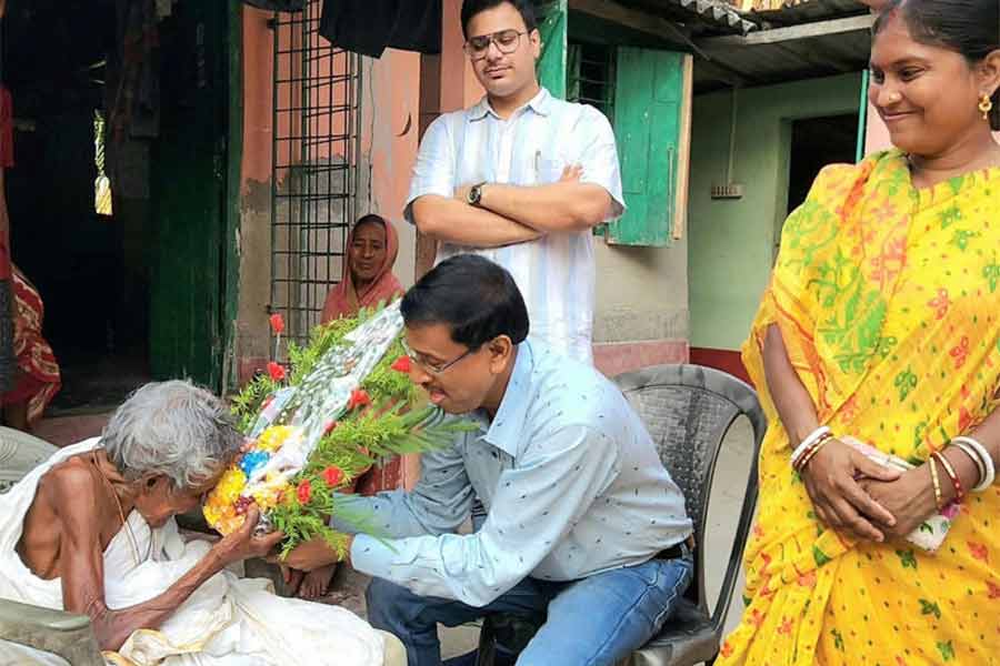 Senior most Voter | Basanti Block Administration felicitated The senior ...