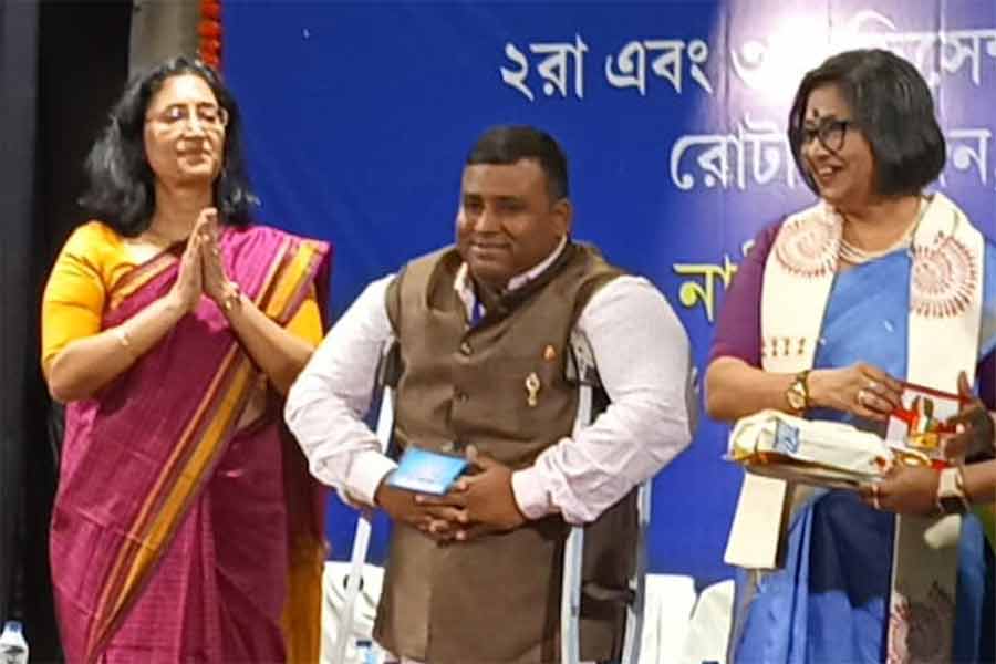 Inspirational | A specially abled History professor of Bagnan college ...