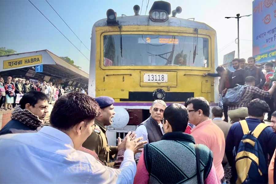 Bangaon Sealdah Division | Daily passengers from Habra station staged a ...