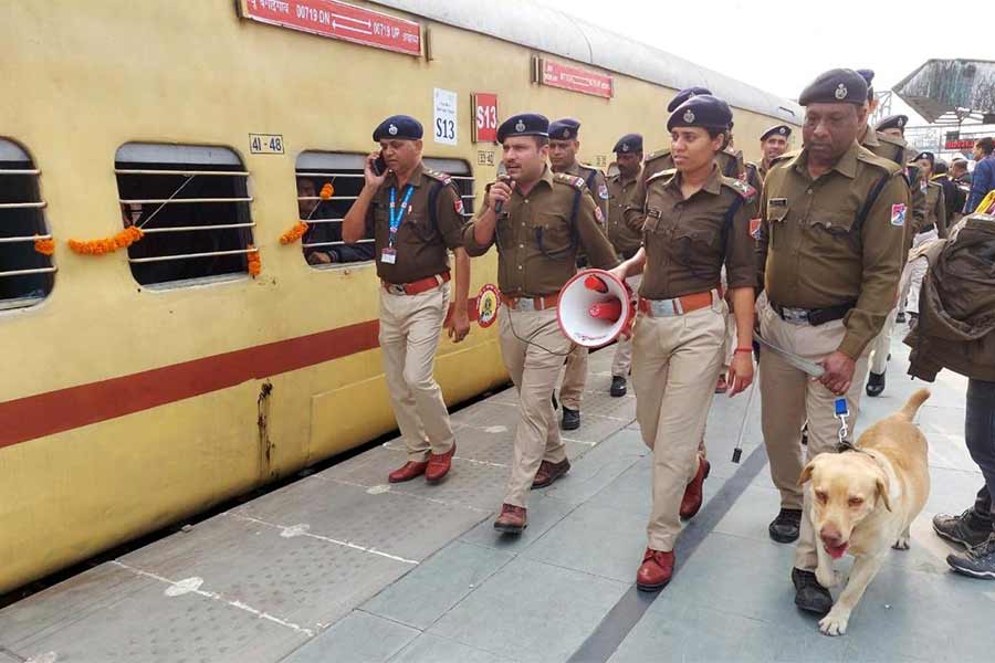 Ayodhya Ram mandir | Thousands of People boarded train from North ...