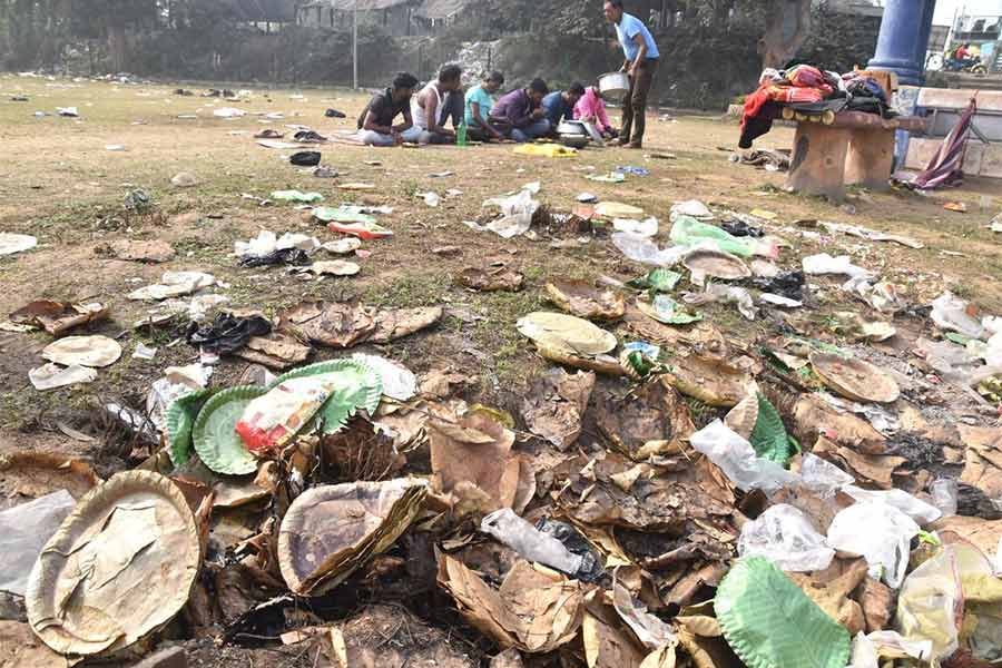 Picnic Spots Dirty | Picnic spots of Bardhaman flooded with wastes ...