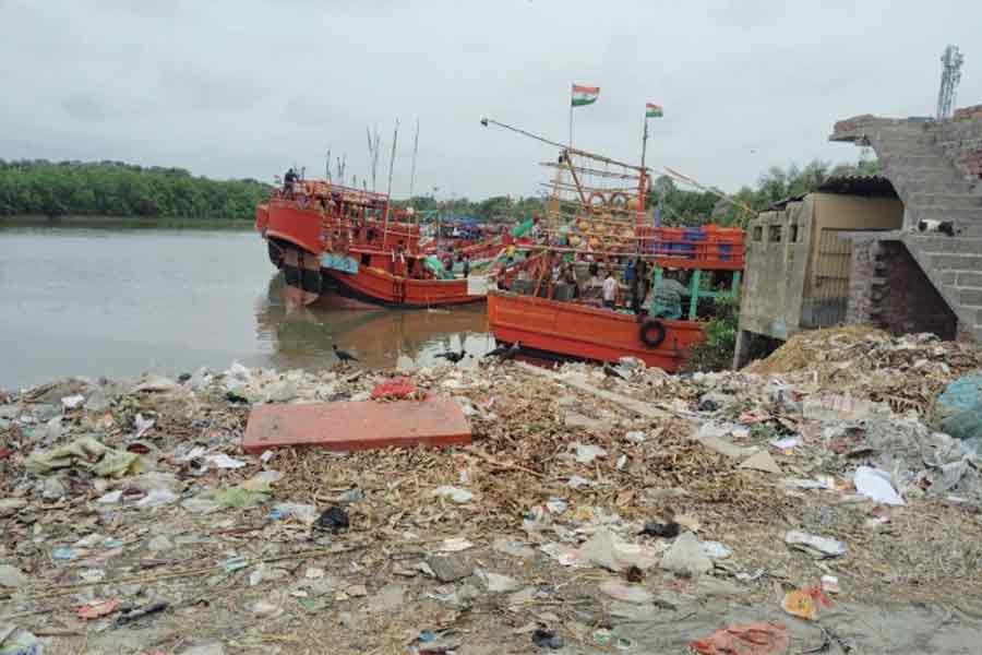 Garbage Dump | Foul odour of decomposed garbage in the bank of Mani ...