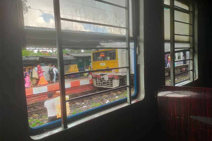 Poor Railway Services | Daily passengers complains about poor railway ...