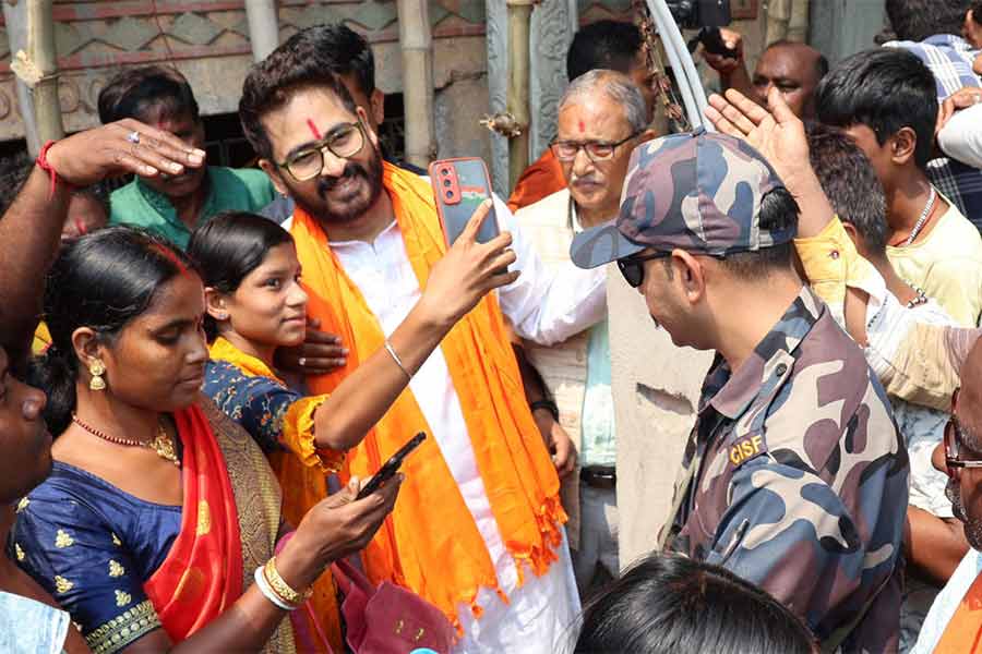 Lok Sabha Election 2024 | BJP leader Hiran Chatterjee criticizes opposition through songs and ...