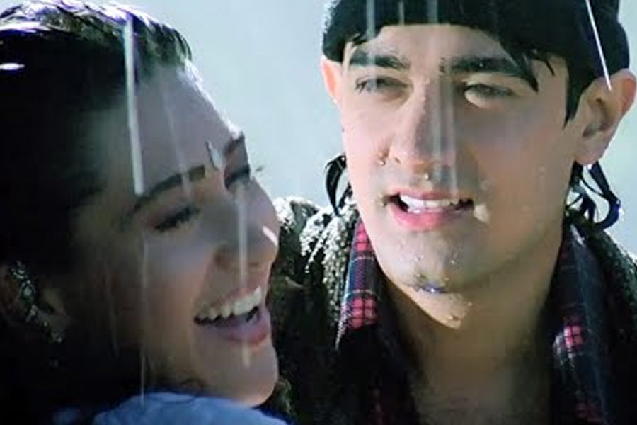 Amir Khan-Karishma Kapoor | All you need to know the story about kissing scene of Amir Khan ...