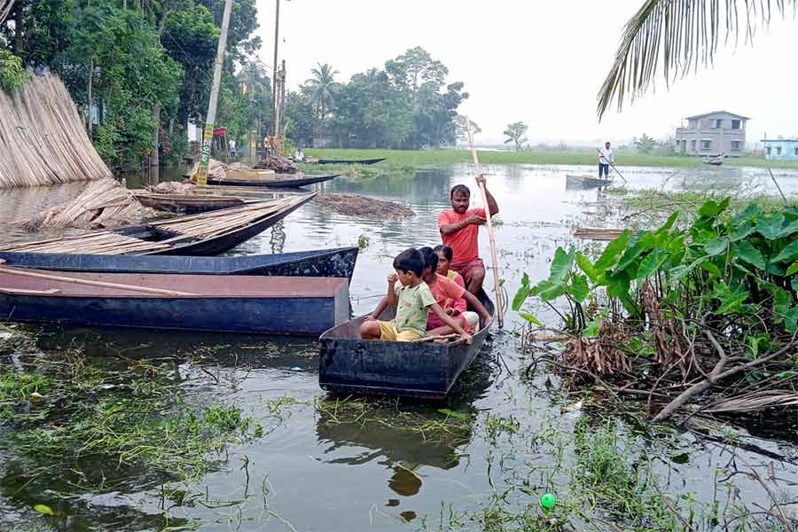 Water Logged bangaon | Residents of Gaighata took shelter in flood ...
