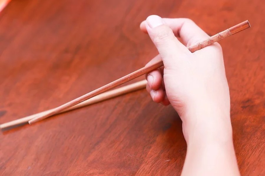 Chopstick Etiquette | How to use chopsticks, a tutorial if you are ...