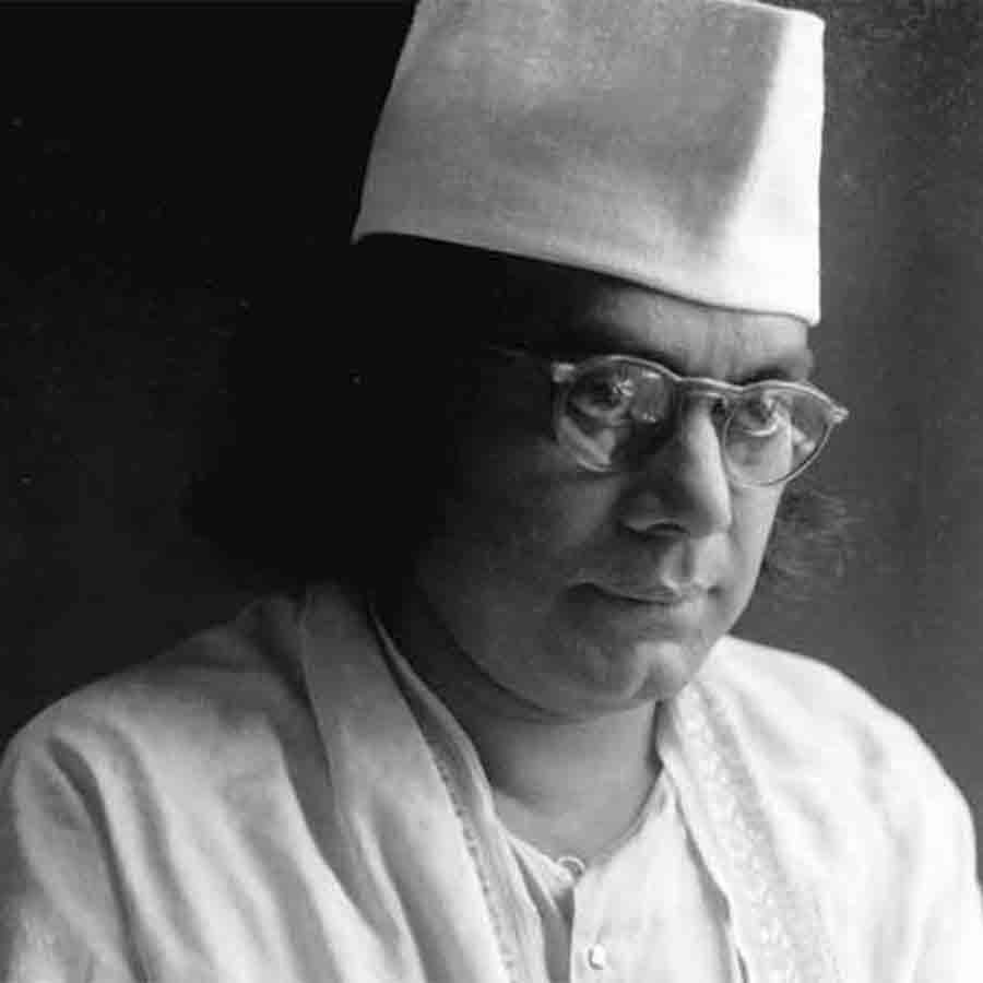 Kazi Nazrul Islam | Works of Kazi Nazrul Islam can guide us in this time of turmoil - Anandabazar