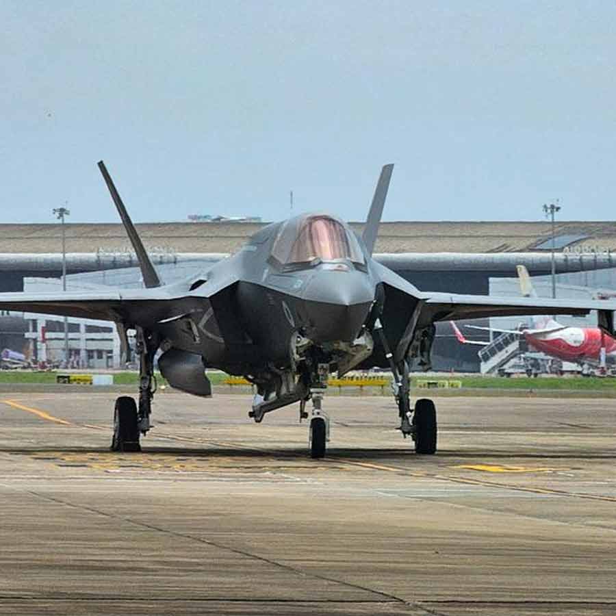 F-35 Fighter Jet | Stranded British F-35 jet moved from Thiruvananthapuram airport dgtl ...