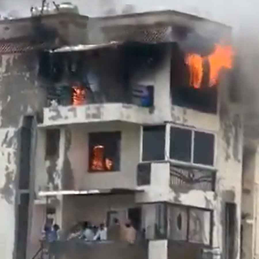 Delhi Fire Incident | Three killed in Delhi apartment fire as father and two children jump off ...