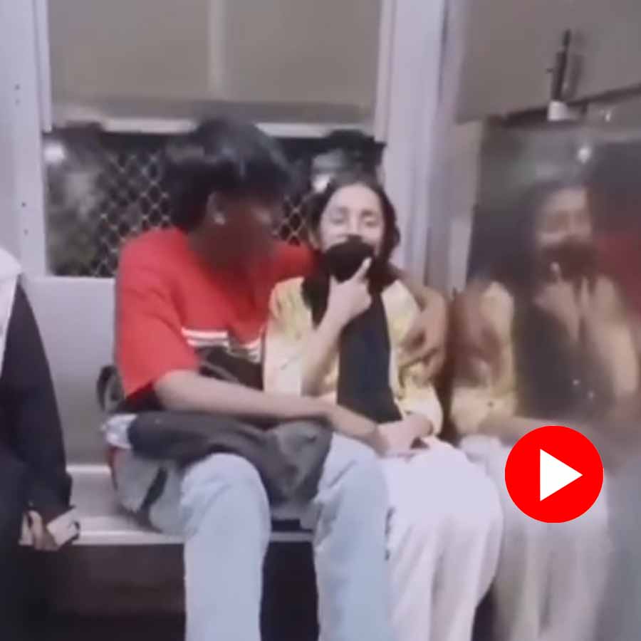 Viral Video | Video of couple romancing in local train goes viral dgtl - Anandabazar