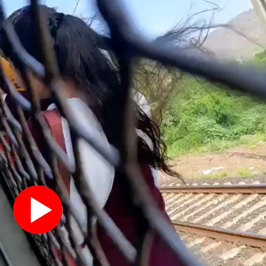 viral video | A video showing women hanging off the footboard of a crowded local train dgtl ...