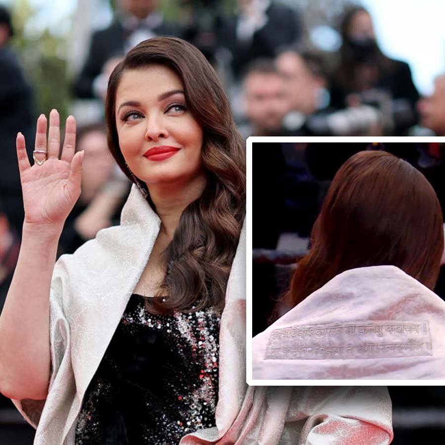 Aishwarya Rai In Cannes | Aishwarya Rai Bachchan Flaunts Bhagavad Gita Verse on her Cape at ...