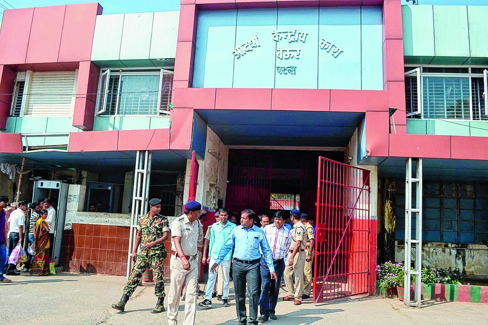 Beur jail raid yields gadgets - Telegraph India