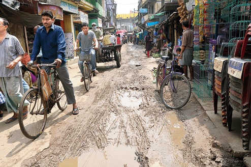 Pipe-laying turns road into quagmire - Telegraph India