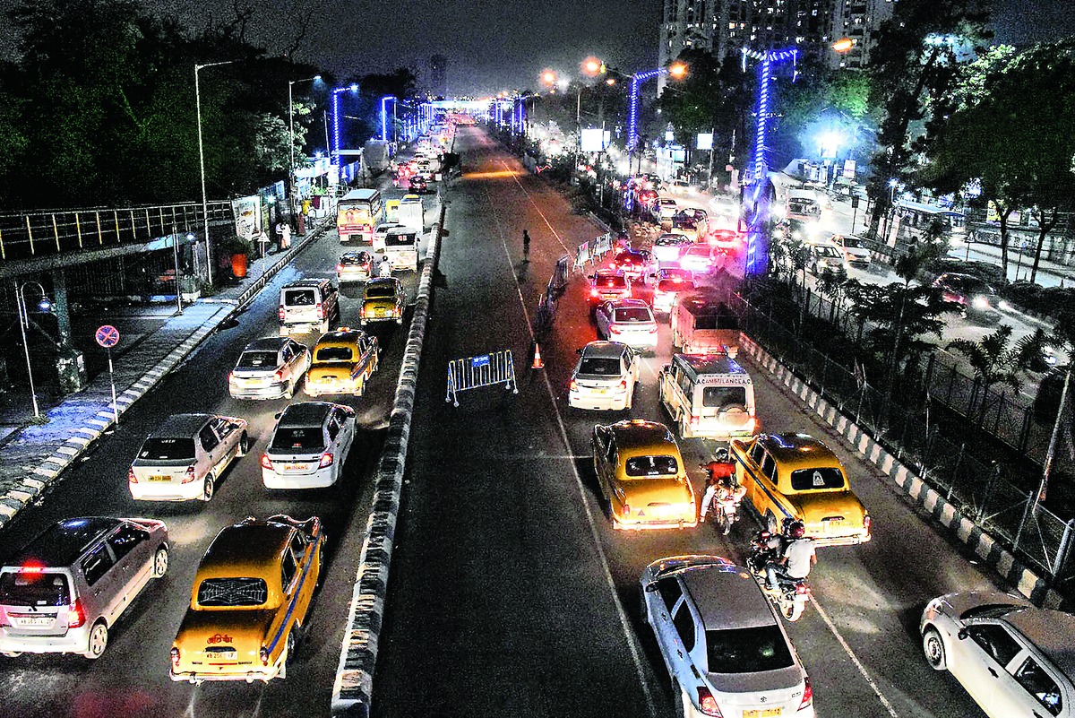 Traffic rejig on VIP Road for subway work - Telegraph India