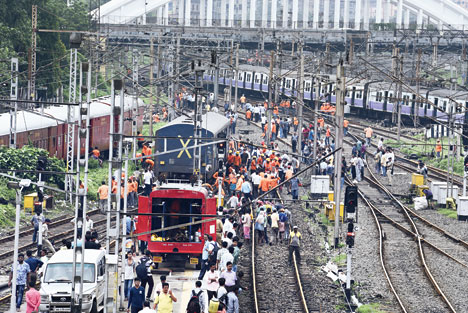 Train jumps tracks, derails Howrah service - Telegraph India