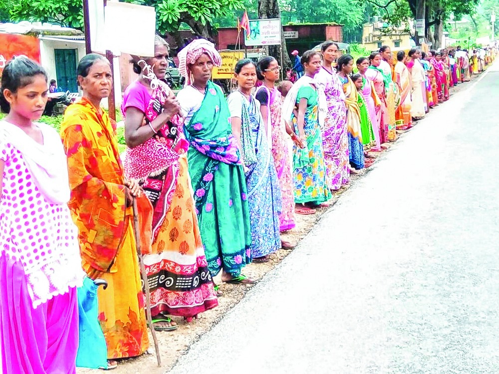 Human chains to protect land - Telegraph India
