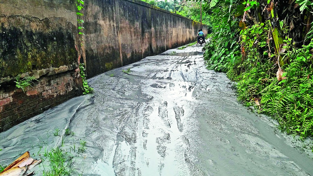 Sludge from power plant muddies roads - Telegraph India