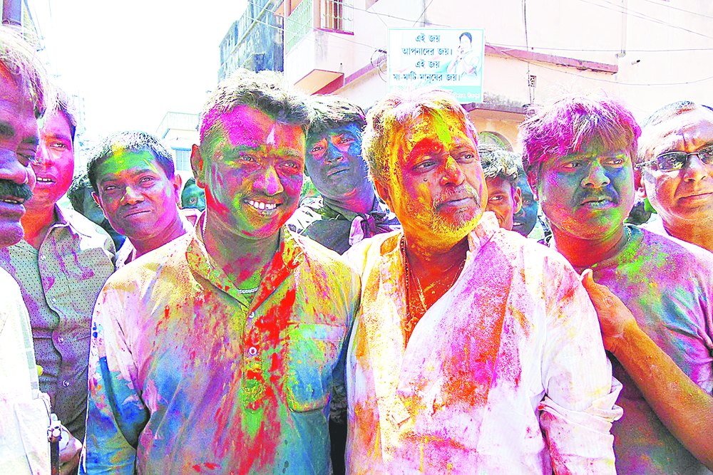 Mukul plays with colours and words - Telegraph India