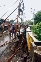 Guard wall on road - Telegraph India