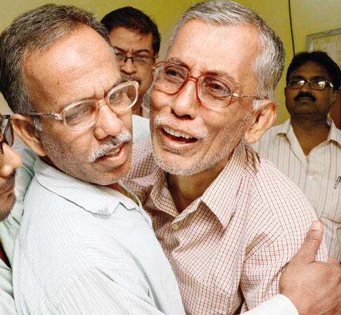 Comrade's dad meets bereaved father - Telegraph India
