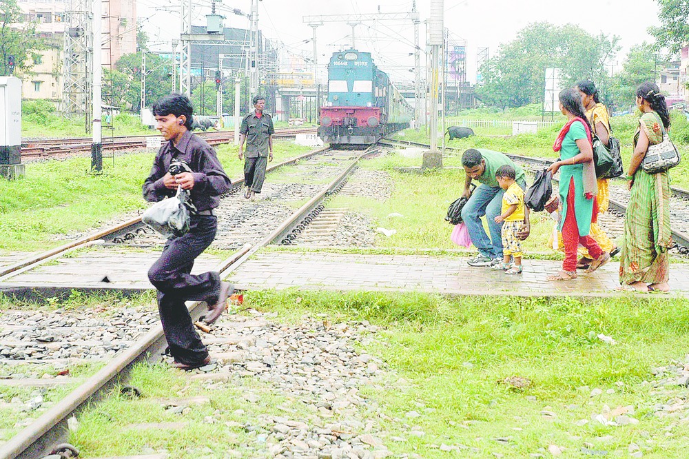 Subway safety at rail crossings - Telegraph India