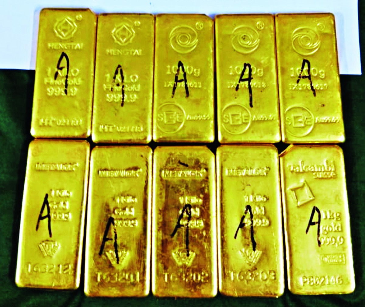Gold bars seized on way to city - Telegraph India
