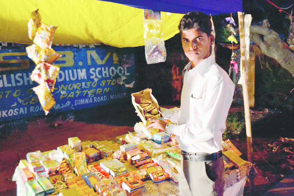 Pataka mart blows safe fuse - Telegraph India