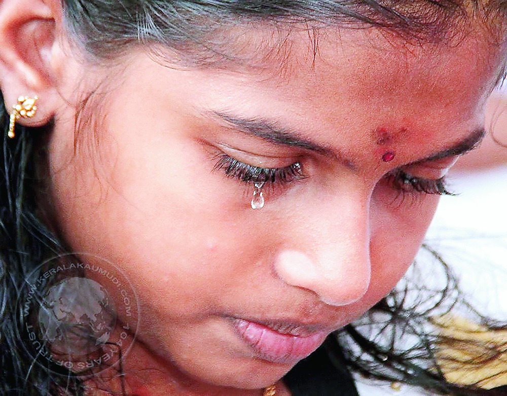 Teary girl turns face of Kerala bloodletting - Telegraph India
