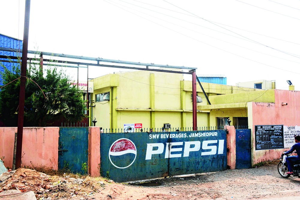 Dead body spurs vandalism at plant - Telegraph India