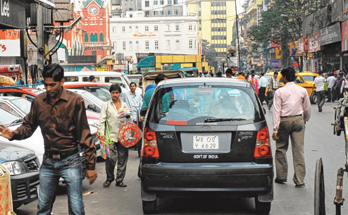 Parking mess near market - Telegraph India