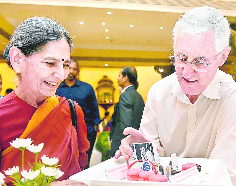 I admire Manohar, says Mike - Telegraph India